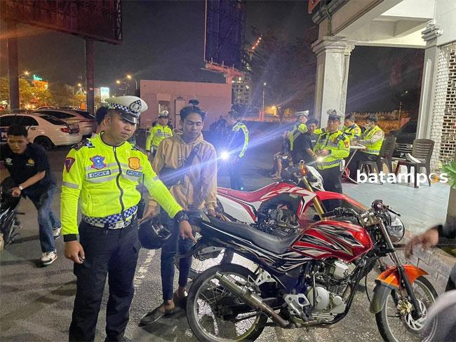 Tilang Manual Menggunakan Sistem Hunting – Metropolis