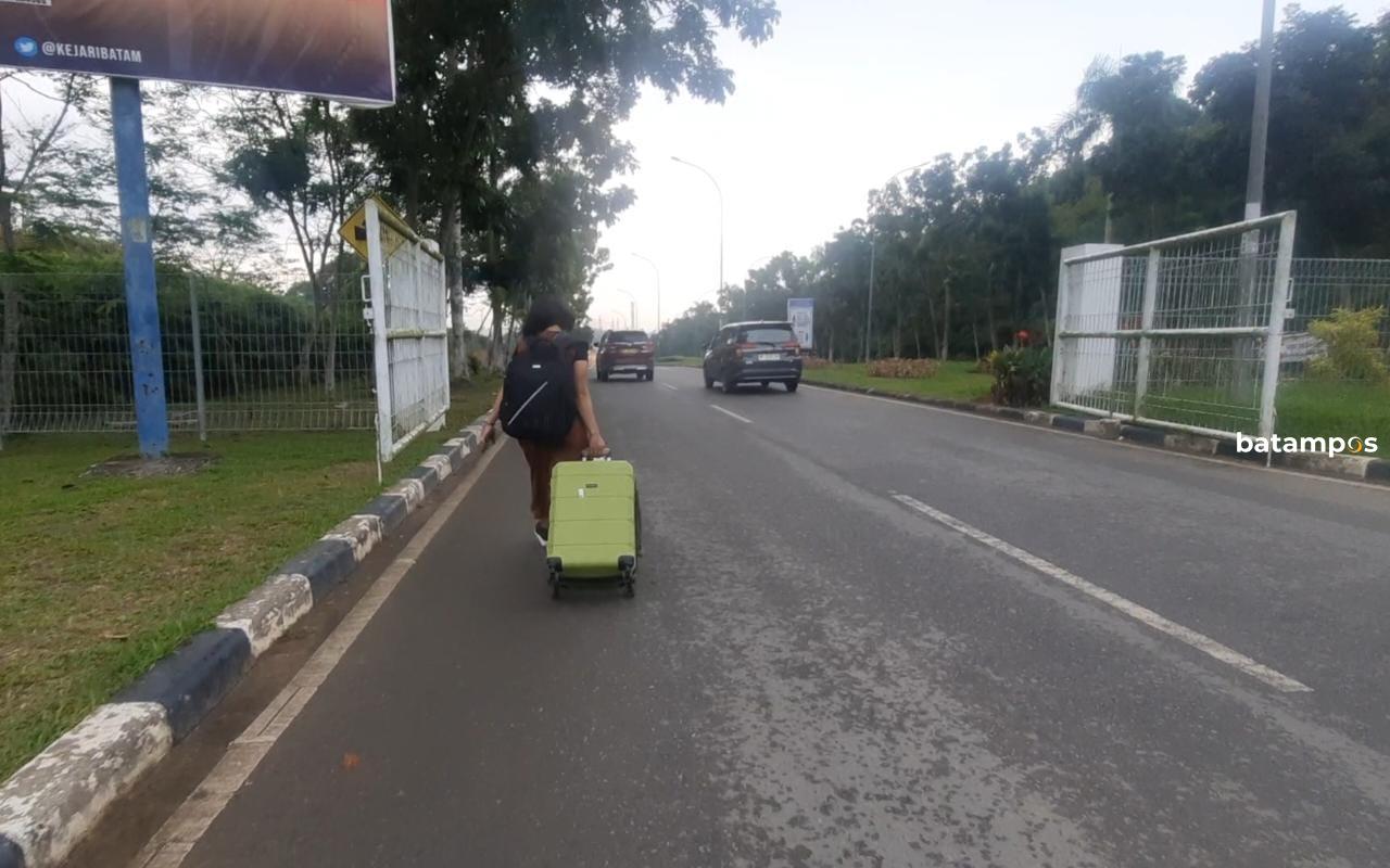 Penumpang Masih Memilih Naik Taksi Online di Luar Bandara Hang Nadim ...