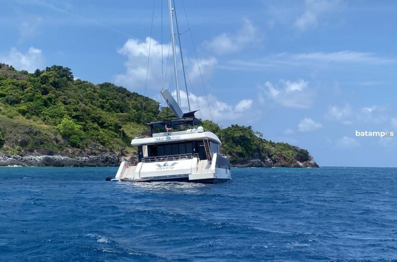 Tabrak Karang, Kandas di Pulau Nipah, Kapal Yacht Asing Dievakuasi KRI ...