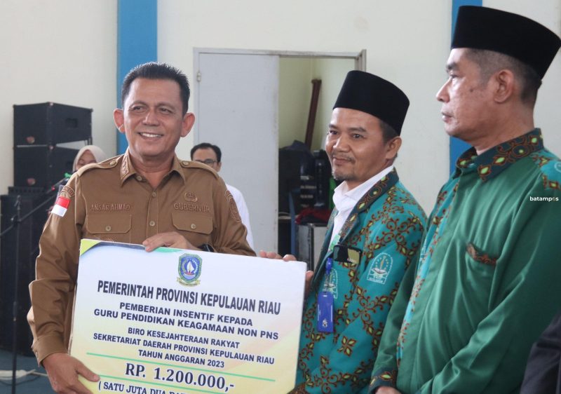 Gubernur Ansar Salurkan Bantuan di Kota Batam, Ini Warga yang Berhak ...