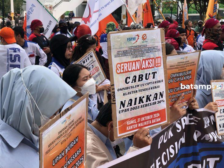 Tuntut Kenaikan UMK 2025, Ribuan Buruh Batam Demo ke Pemko dan DPRD ...