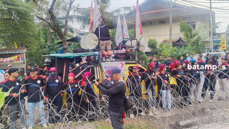 Buruh Batam Gelar Aksi di Disnaker, Tuntut Kenaikan UMK 30 Persen ...