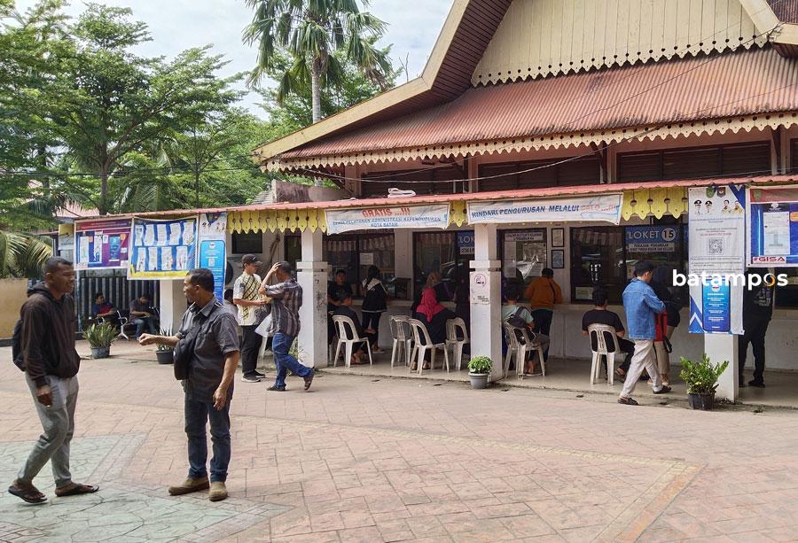 Hari Pertama Masuk Kerja, Disdukcapil Batam Dipadati Warga – Metropolis
