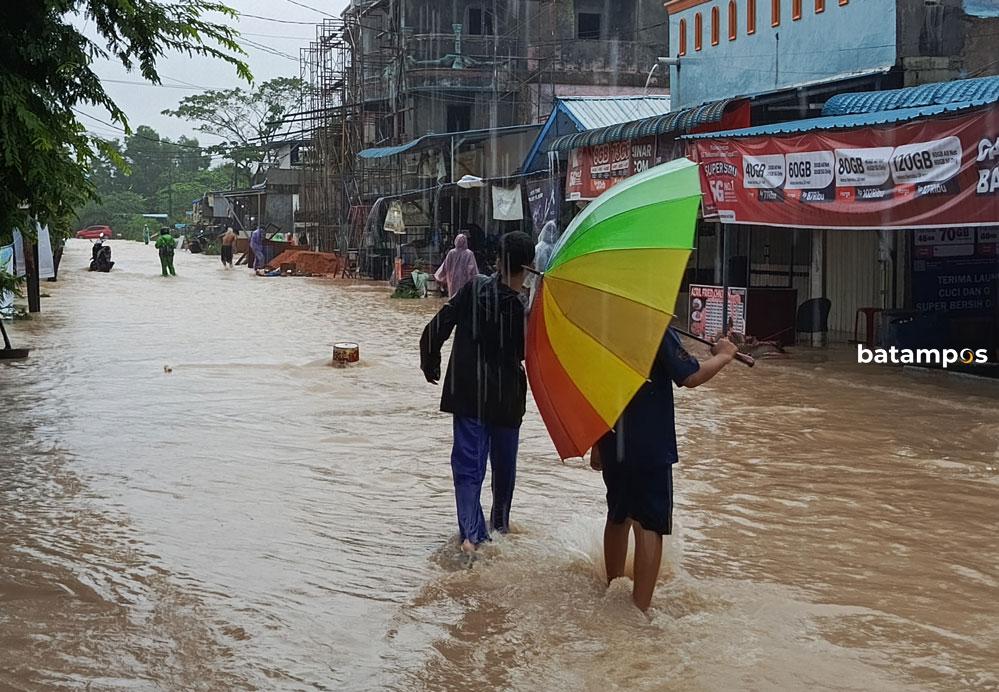 Hujan Deras 2 Hari, Banjir Lumpuhkan Sejumlah Wilayah di Batam – Metropolis