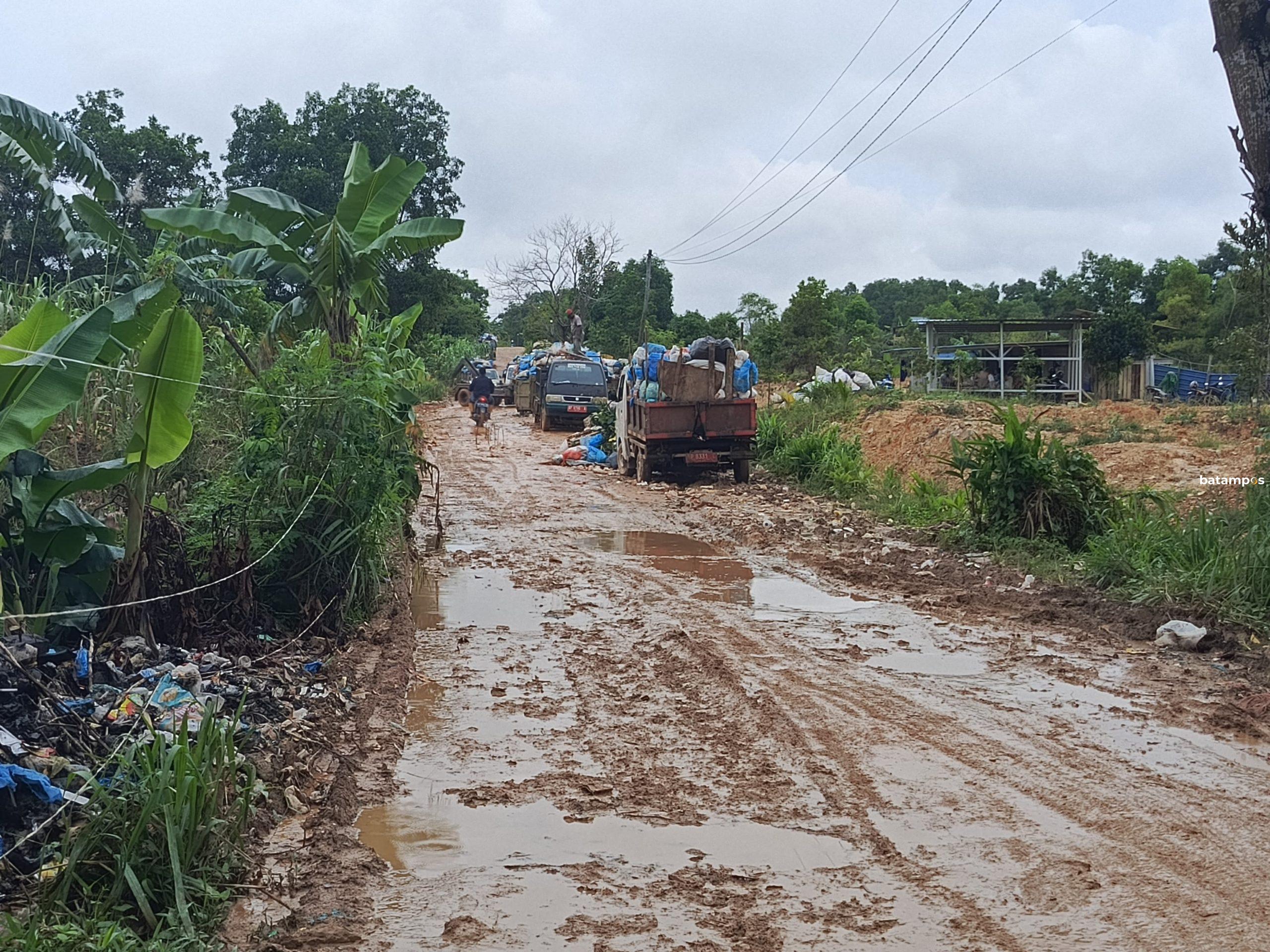 Becek dan Berlumpur, Warga Harap Akses Jalan Menuju TPS Sei Binti ...