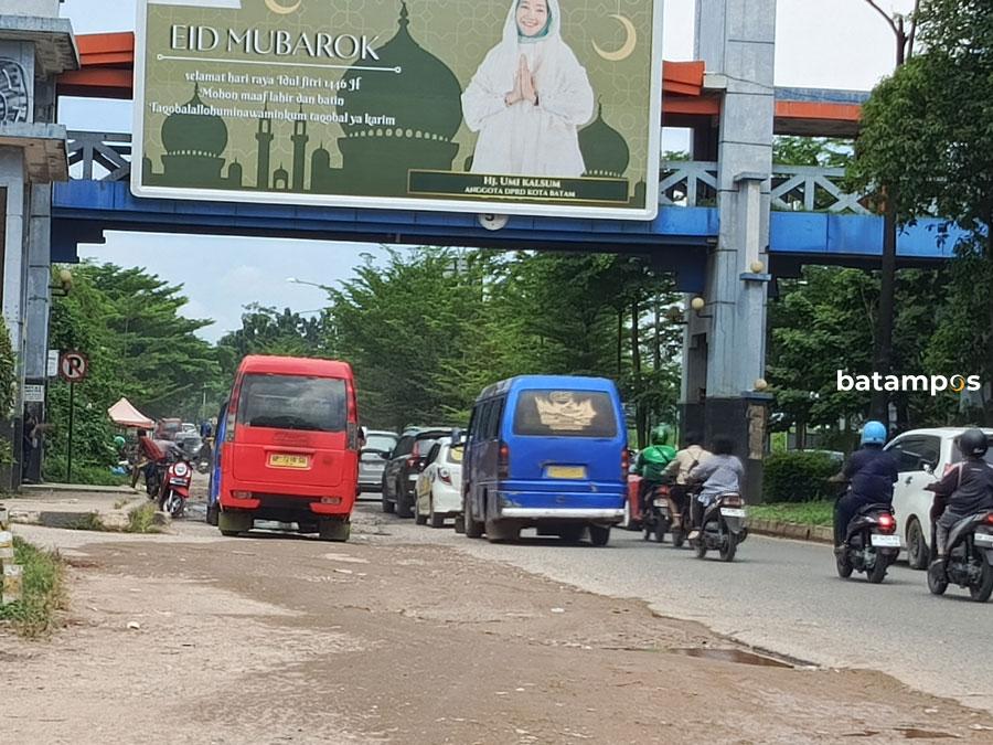 Jalan Rusak dan Angkot Ngetem Sebabkan Kemacetan Parah di Bawah JPO SP ...