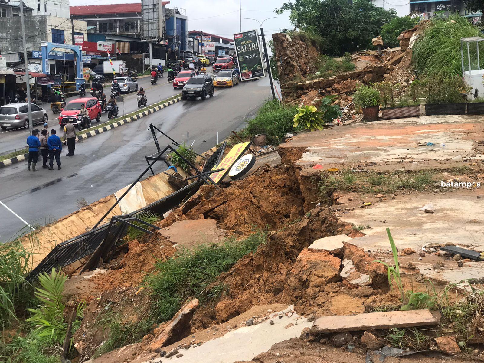 Hujan Deras Guyur Batam, 60 Titik Banjir dan Longsor di Bengkong ...